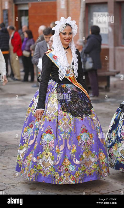 Dress Up In Spanish Linguee At Ann Sexton Blog