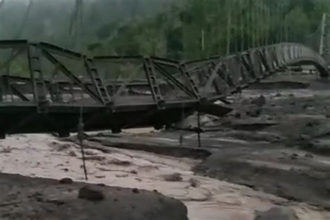 Jembatan Gantung Kali Regoyo Lumajang Rusak Diterjang Banjir Mobilitas