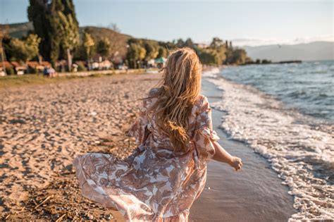 해변을 따라 걷는 화려한 머리를 가진 플러스 사이즈 모델 여성의 뒷모습 여름에 대한 스톡 사진 및 기타 이미지 여름 플러스