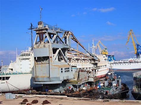 Плавучий кран ПК 32050 ЧФ РФ у причала в Севастополе