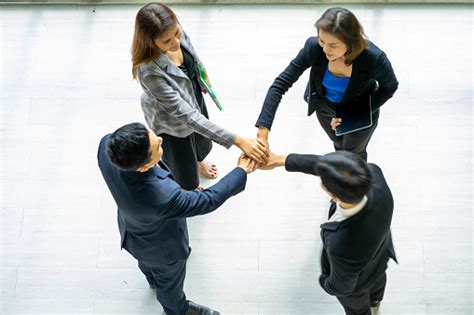 사무실에서 회의에 서 정장 정장을 입고 아시아 기업 사람들의 최고 보기 오버레이 25 29세에 대한 스톡 사진 및 기타 이미지 25 29세 30 34세 40 44세