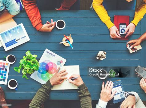 Multiethnic 디자이너 브레인스토밍 현대적이다 컨셉입니다 그래픽 디자이너에 대한 스톡 사진 및 기타 이미지 그래픽 디자이너 기업 재무와 산업 남자 Istock