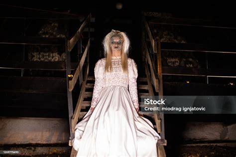 숲에서 통나무 오두막의 단계에 서 웨딩 드레스에 무서운 여자 20 24세에 대한 스톡 사진 및 기타 이미지 20 24세 계단 및 층계 공포 무서움 Istock