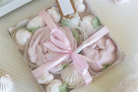 선물 상자에 마시멜로 다른 모양의 제퍼 고전과 꽃의 형태로 흰색 표면에 놓여 있습니다 0명에 대한 스톡 사진 및 기타 이미지 Istock