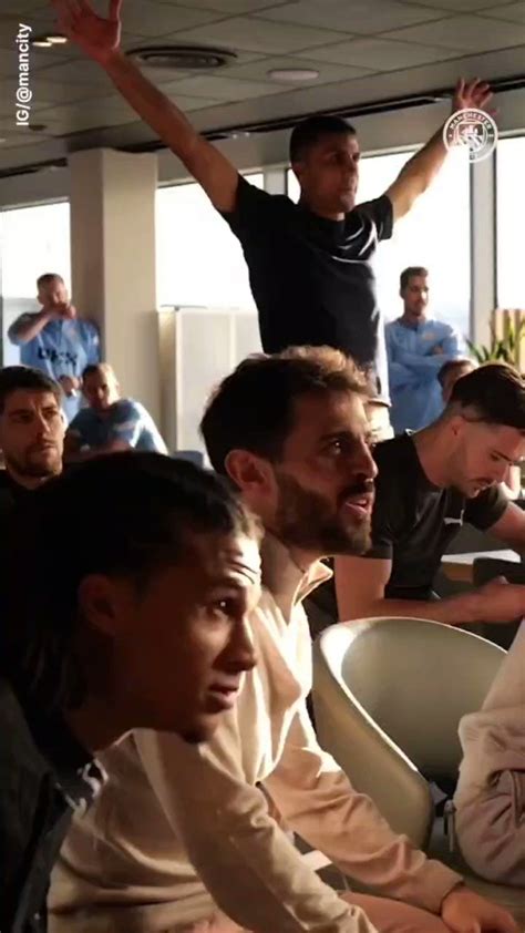 Goal Arabia On Twitter احتفالات لاعبو مانشستر سيتي بالتتويج