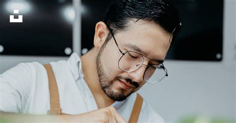 컵에 음료를 따르는 남자 사진 Unsplash의 무료 케멕스 커피 이미지