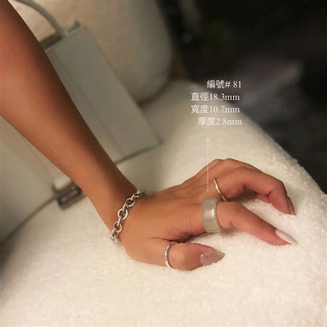 美的不僅僅是外在更是內心的氣質與自信 獨特的3角戒 藍糖戒 隨手搭配手邊有的銀飾就很美 可以先看看JJJJade的精選動態喔 玉戒