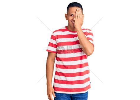 用手捂住眼睛的人在微笑高清图片下载 正版图片503666398 摄图网