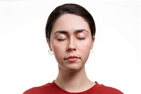 눈을 감고 있는 한 젊은 여성의 초상화 흰색 배경입니다 공간을 복사합니다 뷰티와 페이셜 케어의 개념 갈색 머리에 대한 스톡 사진 및 기타 이미지 Istock