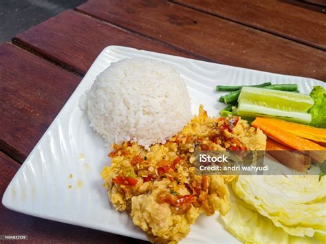 Ayam Geprek 인도네시아 음식 뜨겁고 매운 삼발 칠리 소스와 바삭한 프라이드 치킨 스팀 라이스 레시피를 제공합니다 현재