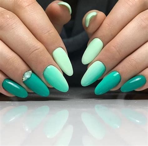 15 diseños de uñas de almendra que necesitas probar ahora
