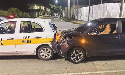 Choca por Alcance y Daña Taxi Periódico El Orbe