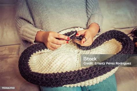 흰색 및 회색 양모와 손톱을 가진 크로 셰 뜨개질 퍼프를 만드는 소녀는 빨간색 클로즈업 사진 수공예품 걸이 장비에 대한 스톡 사진 및 기타 이미지 Istock