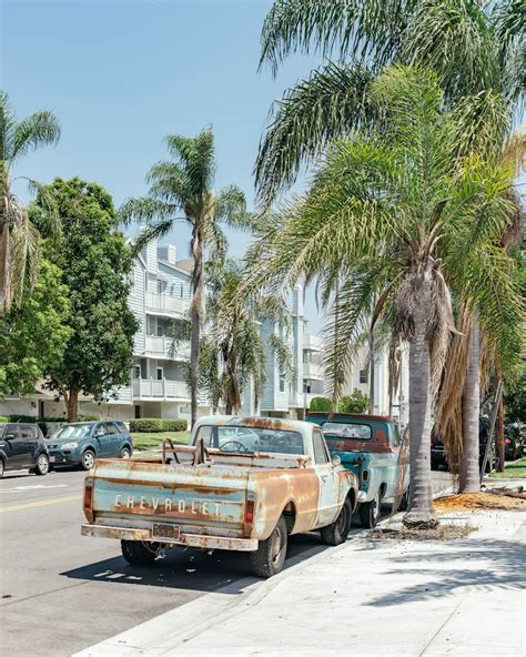 Foto Um Velho Caminhão Enferrujado Estacionado Na Beira Da Estrada