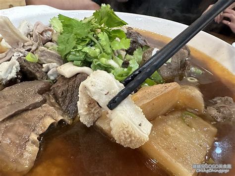 苗栗頭份 田新牛家莊 溫體全牛料理霸氣牛肉火鍋 牛肋排麵 吸溜大骨精華通通來 晴晴兒GoGo美食趣