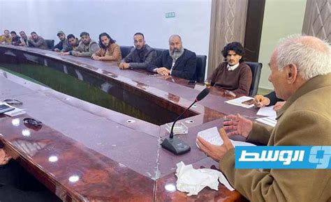 بلدية طبرق تتفق مع تجار السيارات على استخراج تراخيص وتوقيع عقد سنوي