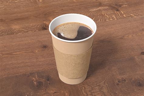 골판지는 나무 배경에 홀더와 커피 종이 컵 모의를 빼앗아 종이 커피잔에 대한 스톡 사진 및 기타 이미지 종이 커피잔 카드