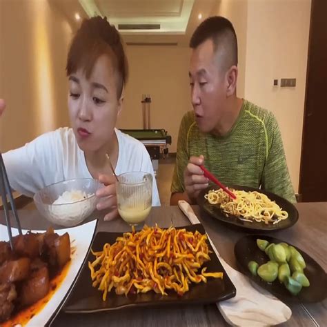 Try Not To Laugh Funny Husband And Wife Eating Food Show V1126 Try