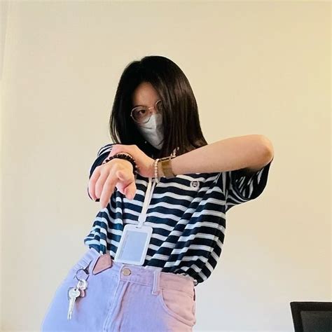 有時候真的會被自己的多愁善感惹哭 還是很感謝生命中每一個插曲 對面公司的洪姐 謝謝妳幫我撐傘 還一直叮嚀我明天記得帶傘不要淋雨了 嗚嗚嗚嗚 有