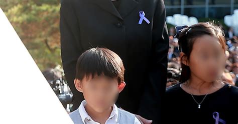 포토엔 故 신해철 아내 윤원희 남편 하염없이 바라보며