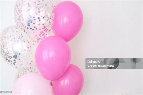 은색 색종이가 달린 분홍색과 투명한 풍선 묶음 텍스트를 위한 복사 공간 소녀 파티를 위한 부드러운 파스텔 색상 Gender Reveal Party에 대한 스톡 사진 및 기타