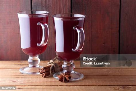 나무판에 Mulled 와인입니다 크리스마스 Mulled 와인 유리 컵에 와인과 과일의 알콜 음료입니다 나무판에 축제 음료입니다