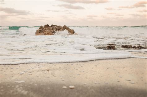 파스텔 스카이 는 2021 년 3 월 플로리다 주 목성의 선셋에서 로키 비치를 통해 모래에 대한 스톡 사진 및 기타 이미지 모래 파도 파도 패턴 Istock