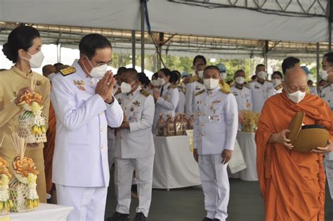 นายกฯ เป็นประธานพิธีตักบาตร เนื่องในวันคล้ายวันพระบรมราชสมภพ ร 9