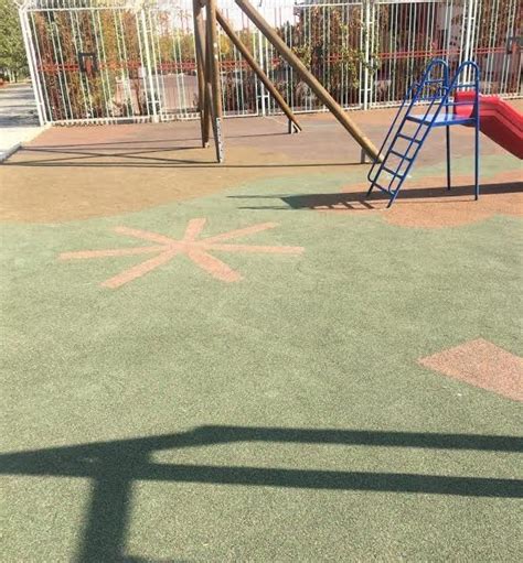 تعویض و نوسازی کف پوش زمین بازی کودکان در بوستان های منطقه ۱۹ همشهری