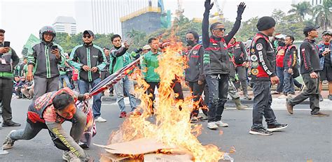 အင်ဒိုနီးရှား၌ အငှားဆိုင်ကယ်မောင်းသူများက လုပ်အားခနည်းပါးမှုအတွက် မြို့များစွာတွင် ဆန္ဒပြမှုများ