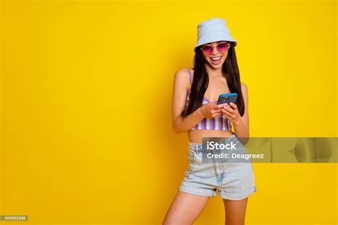 재미있는 달콤한 숙녀의 사진 줄무늬 작물 상단 모자 어두운 안경을 착용 현대 장치 빈 공간 고립 된 노란색 배경 채팅 18 19세에 대한 스톡 사진 및 기타 이미지 Istock