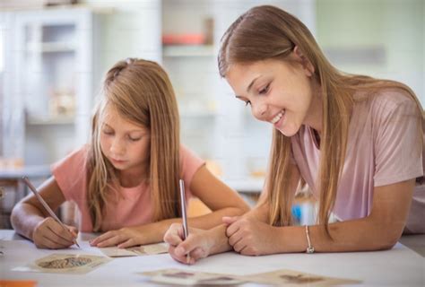 교실에서 시험 수업 중에 글을 쓰는 두 여고생 닫아 사진 Unsplash의 세르비아 이미지