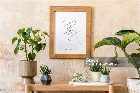 모의 포스터 프레임 나무 콘솔 식물 구성 책 장식 그런지 벽과 현대적인 가정 장식우아한 개인 액세서리와 거실의 세련된 스칸디나비아 인테리어 0명에 대한 스톡 사진 및 기타