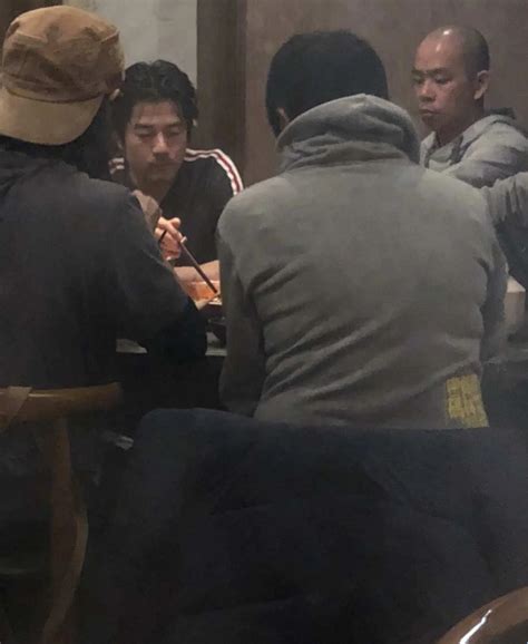 56岁郭富城在小店吃火锅被拍，连续两小时不停筷，胡子拉碴无形象