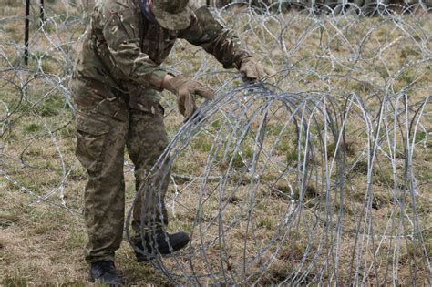 Шведські інструктори навчають військових ЗСУ встановлювати інженерні