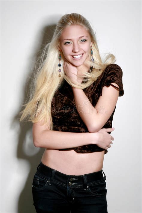 Muchacha Rubia Hermosa Alegre Imagen De Archivo Imagen De Brillante Encantador