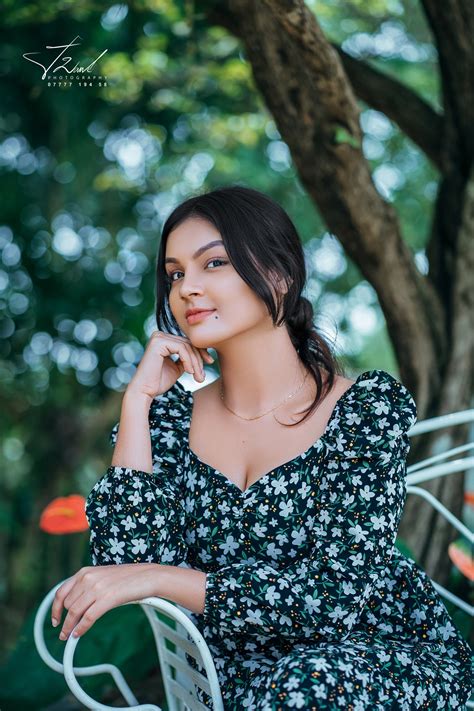 එයාට තියෙන්නෙත් අමුතු ලස්සනක් බලන්නකෝ බොරුද කියලා එක පාරක්