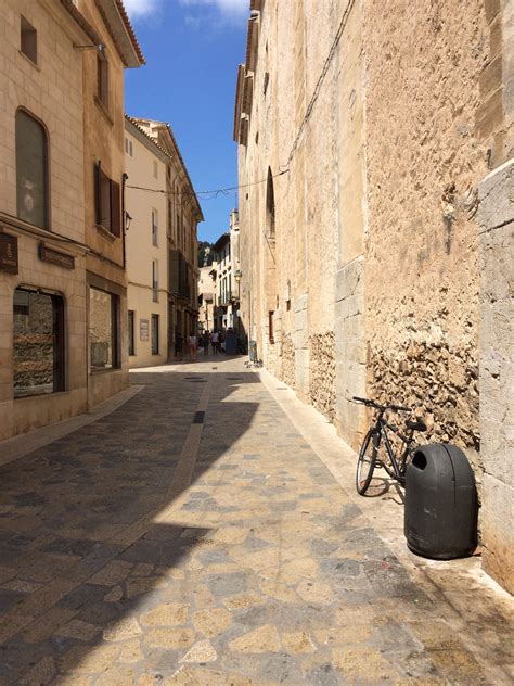 무료 이미지 도로 거리 골목 시티 벽 여행 마을 레인 스페인 하부 구조 마요르카 이웃 노면 도시 지역 고대 역사 인간 정착 꽃가루