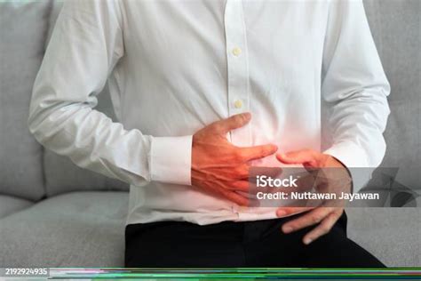 사업가는 배가 아파요 불규칙한 식사로 인한 복통 생리통 헛배부름 설사 복부 팽만감 복부 팽만감 복부 염증 식중독 변비 건강관리와 의술에 대한 스톡 사진 및 기타 이미지