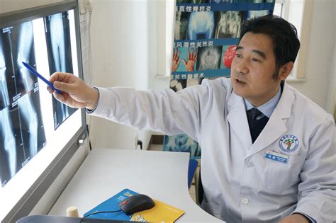 疾病科普大腿酸胀膝盖疼警惕股骨头坏死