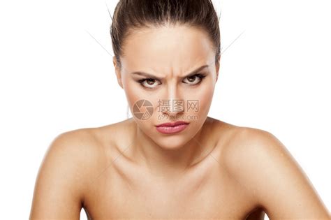 愤怒的年轻女人看着白色背高清图片下载 正版图片503064175 摄图网