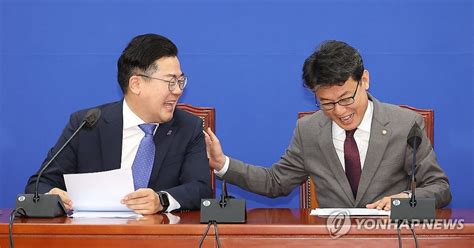 밝은 표정으로 대화하는 박찬대 원내대표와 진성준 정책위의장