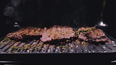 그릴에 맛있는 육즙 고기 스테이크 요리 전기 로스터 로즈마리 후추 소금에 쇠고기 튀김 슬로우 모션 건강한 식생활에 대한 스톡 사진 및 기타 이미지 Istock