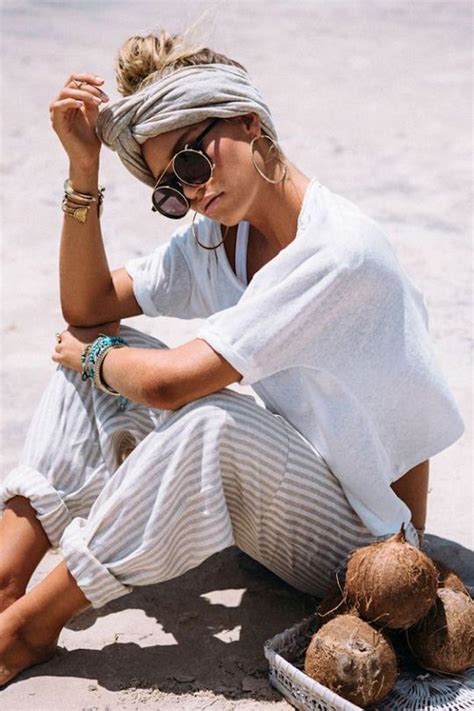 Ways To Style A Plain White Tee For Summer Hippie Kleidung Bohemian Mode Sommer Outfits