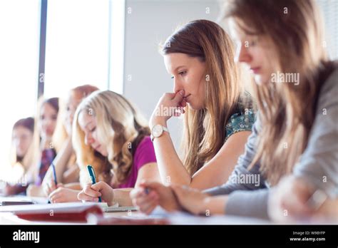 Les élèves en classe young pretty female college student sitting dans