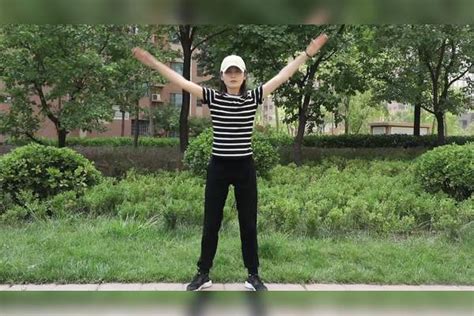 坚持了一个月的“坐地抬腿拍手”，瘦肩背瘦手臂，穿衣更好看坐地手臂