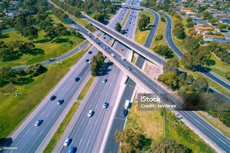 인터체인지 근처 고속도로에서 운전하는 자동차를 내려다 보는 공중 보기 교통에 대한 스톡 사진 및 기타 이미지 교통 멜버른 호주 거리 Istock