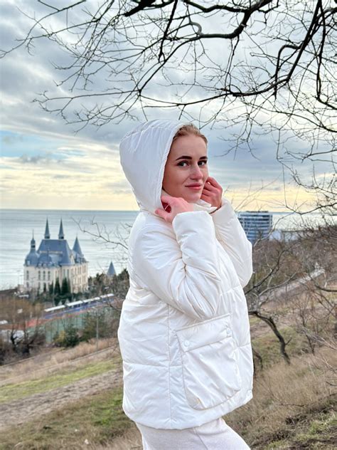 Куртка з накладними кишенями та капюшоном