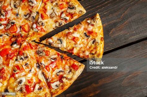 오븐에서 바로 나무 배경에 맛 있는 신선한 이탈리아 피자 0명에 대한 스톡 사진 및 기타 이미지 0명 모차렐라 바질