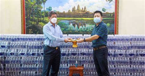 ឯកឧត្តម គួច ចំរើន អញ្ជើញទទួលអំណោយមនុស្សធម៌ពីសប្បុរសជន និងក្រុមហ៊ុន នៅខេត្តព្រះសីហនុ ក្រសួងព័ត៌មាន